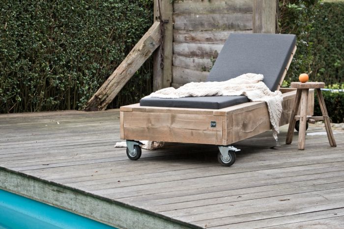 Lekker languit op het ligbed van steigerhout | dutchwood.nl | DutchWood