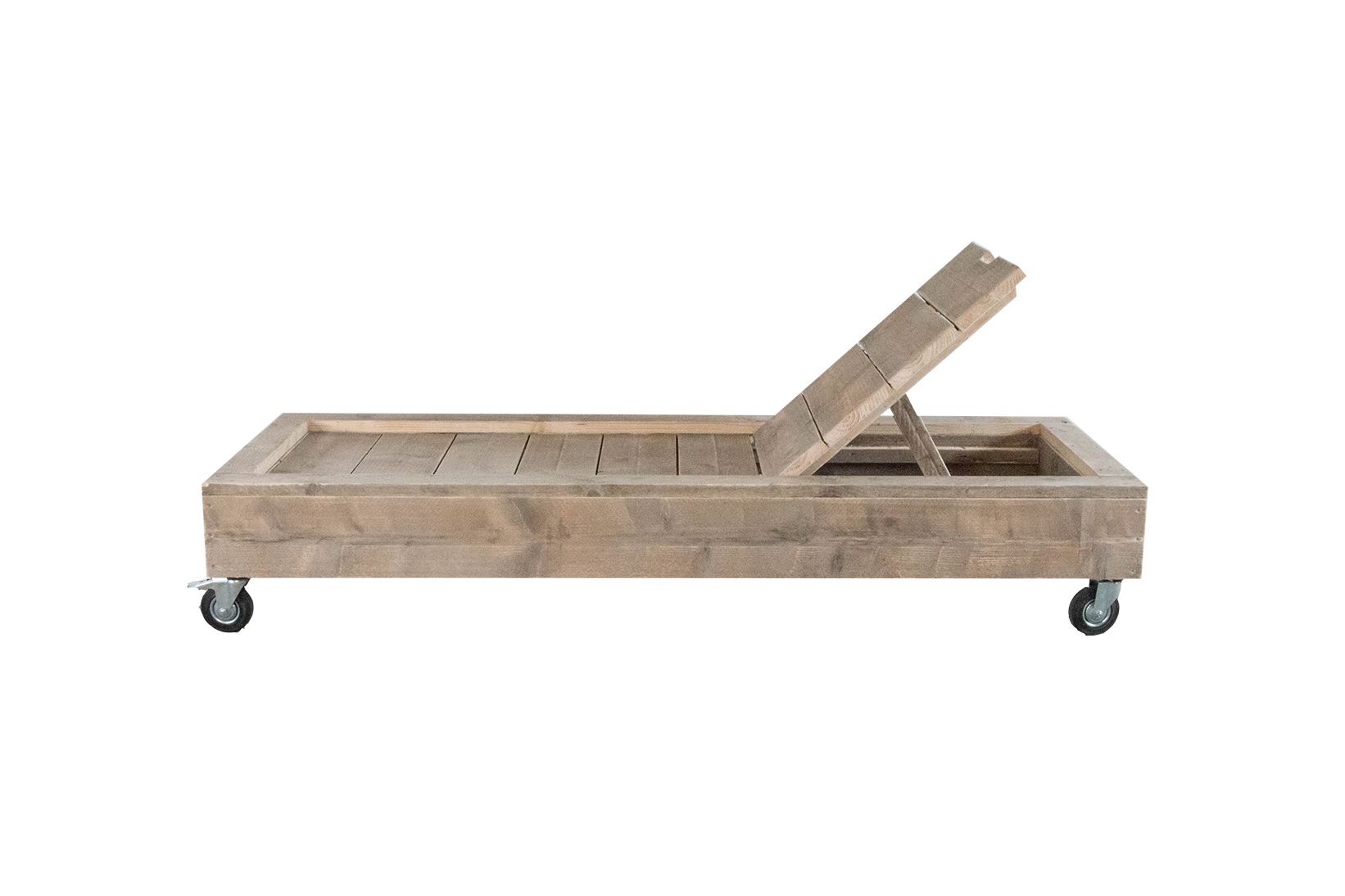 Lekker languit op het ligbed van steigerhout | dutchwood.nl | DutchWood